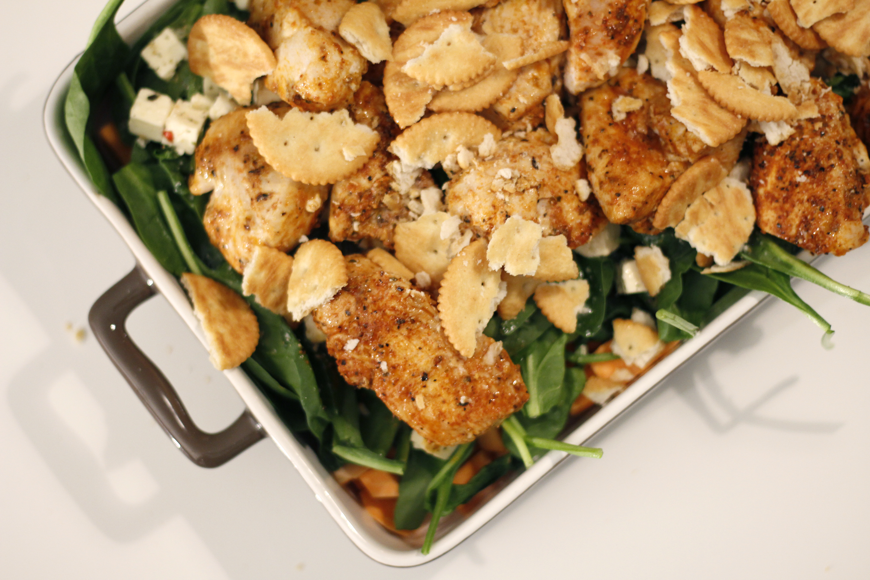 Fljótlegur og djúsí kjúklingaréttur með ritz kexi sem slær alltaf í ...