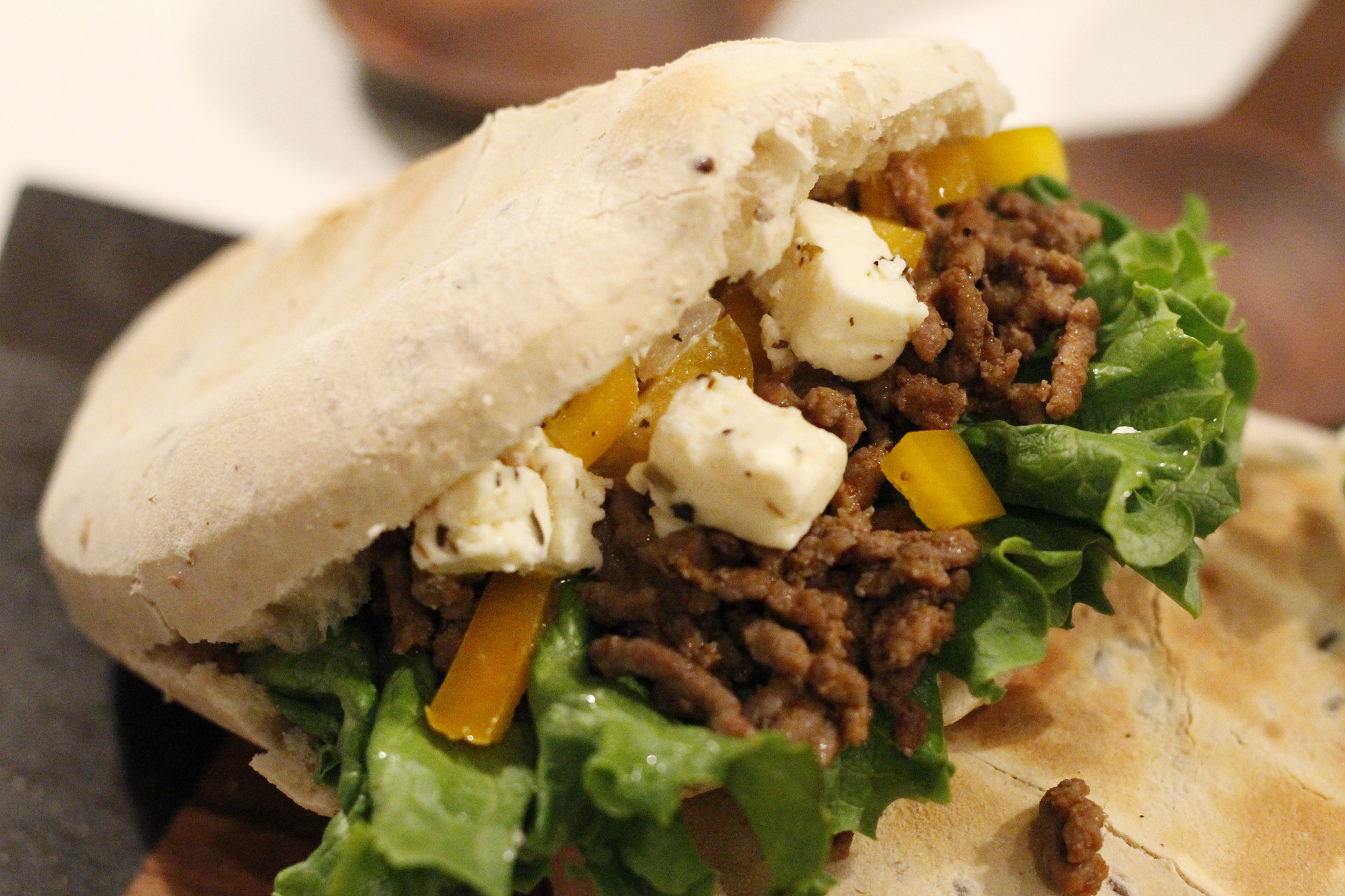 Hágæða grískar pítur með nautahakki og heimagerðri pítusósu - Linda Ben