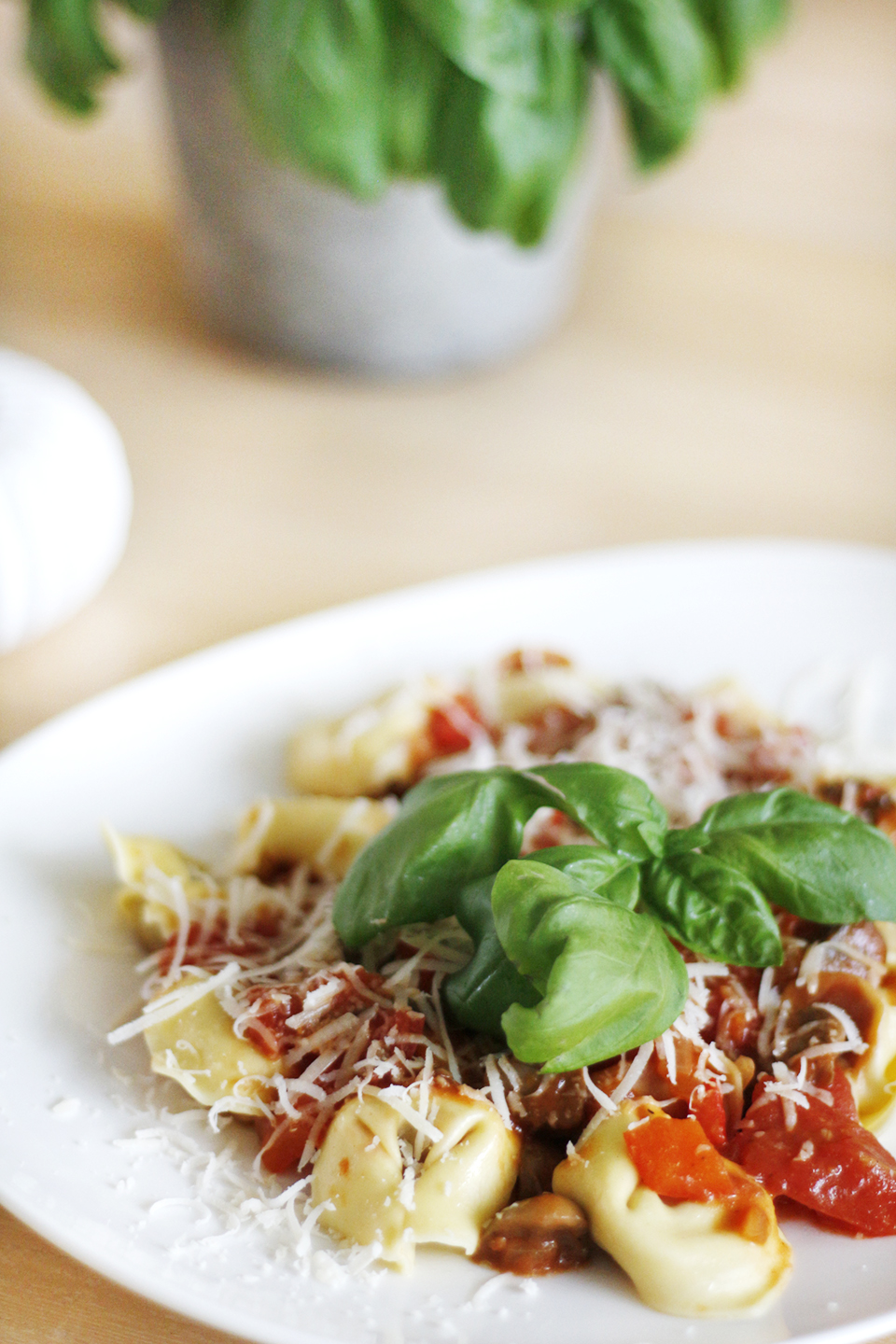 Ostafyllt pasta í bragðmikilli tómatsósu - Linda Ben